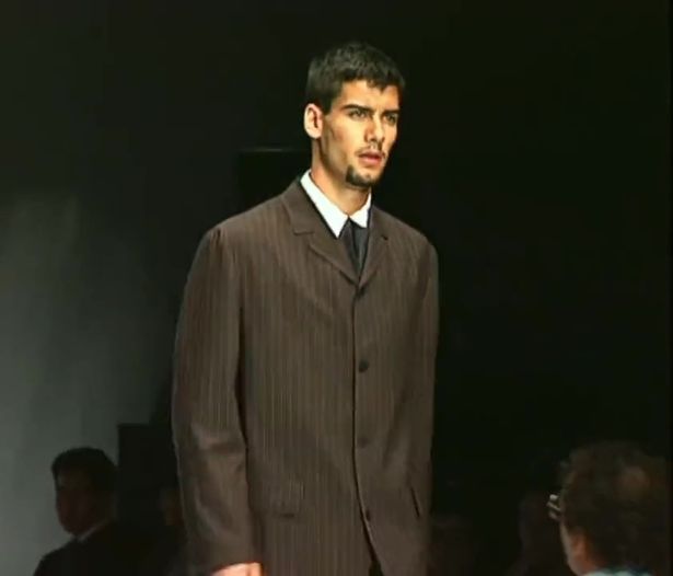 Пеп Гвардиола был моделью и пафосно прогуливался по подиуму. Фанаты в ...